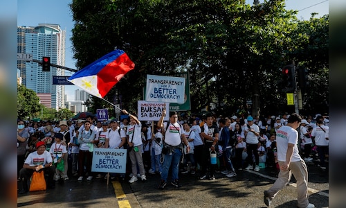 130,000 gather in Manila as flood-control scam puts top Philippine ...