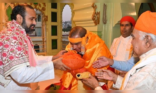 Mukesh Ambani offers prayers at Nathdwara Temple; donates ₹15 crore for ...