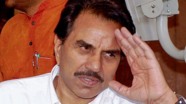 10 iconic films of veteran actor Dharmendra - CNBC TV18