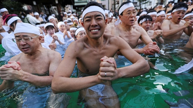 Inside Tokyo’s ice-cold new year purification ritual at Teppozu Inari ...