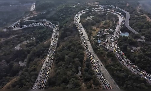 Mumbai-Pune expressway traffic jam: Maharashtra activates emergency ...