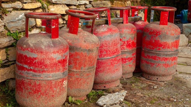 Govt cuts subsidised LPG cylinders to Ujjwala beneficiaries to 4 - CNBC ...