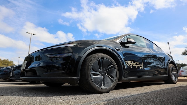 Tesla begins urgent China hiring for Autopilot rollout amid Xiaomi and ...