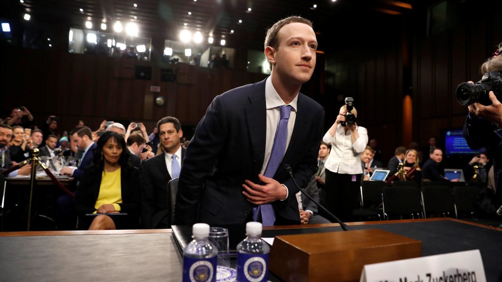 Facebook shareholders back proposal to remove Zuckerberg as chairman