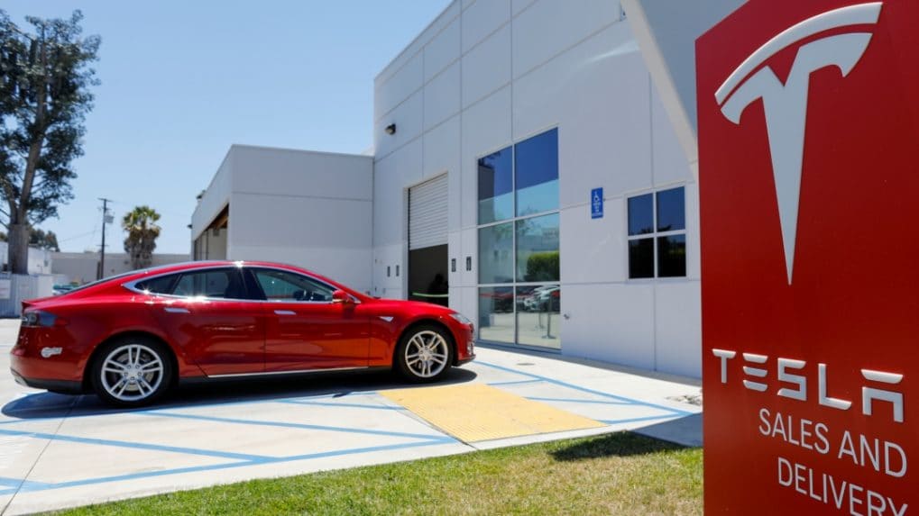 Tesla auto-park upgrade to be ready in six weeks - Elon Musk