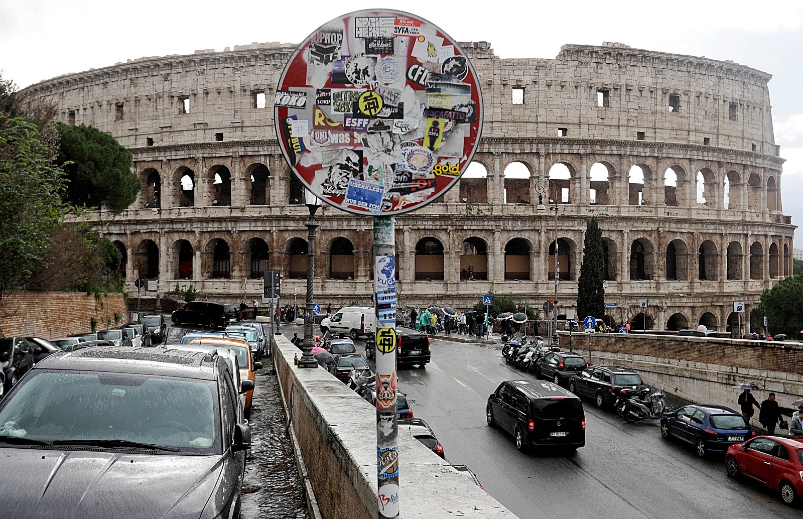 Garbage and decay exist side-by-side with eternal glories in Rome ...