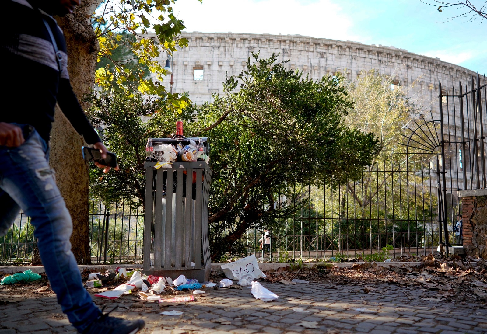 Garbage and decay exist side-by-side with eternal glories in Rome ...