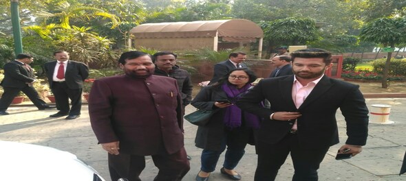 Paswan's daughter stages sit-in against his 'angootha chhap' jibe