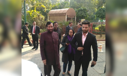 Paswan's daughter stages sit-in against his 'angootha chhap' jibe ...