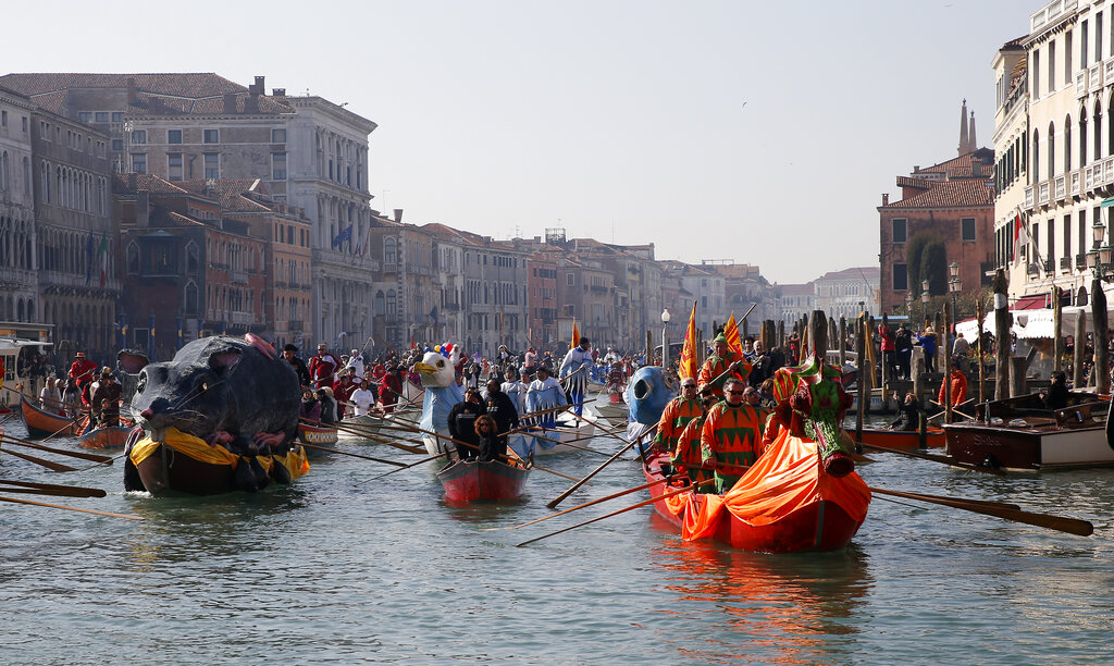 Carnival of Venice: A parade on the gondolas - cnbctv18.com