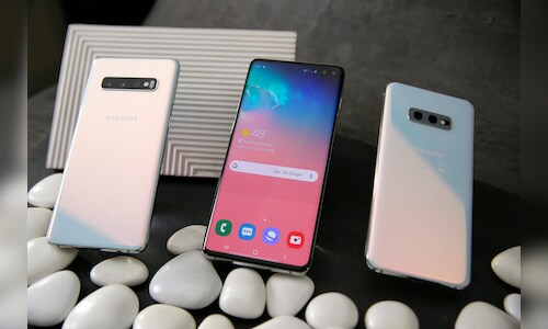 Samsung Galaxy S10 vs iPhone X: Who wins this comparison test - CNBC TV18