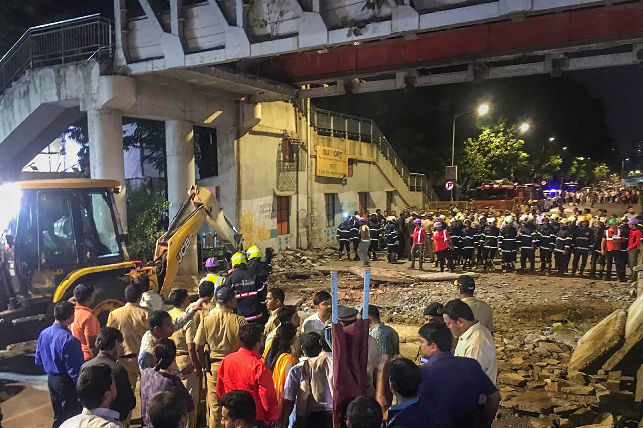 Footover bridge near Mumbai CST station collapses; 6 dead, 31 injured ...