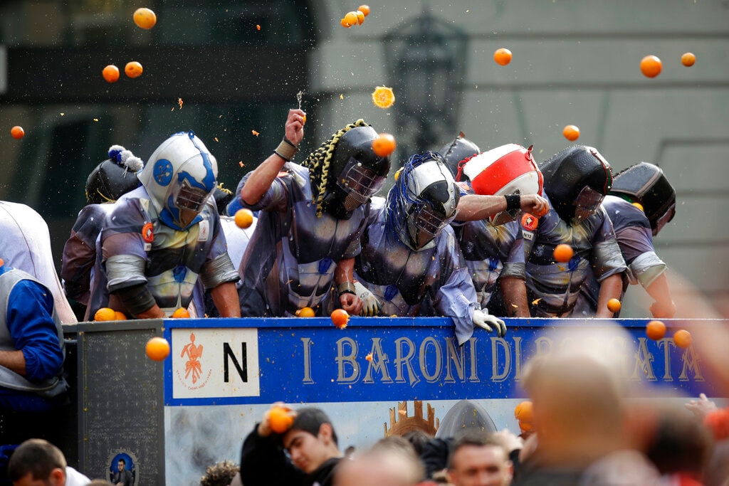 The Carnival of Ivrea: Italians celebrate the 'Battle of the Oranges ...