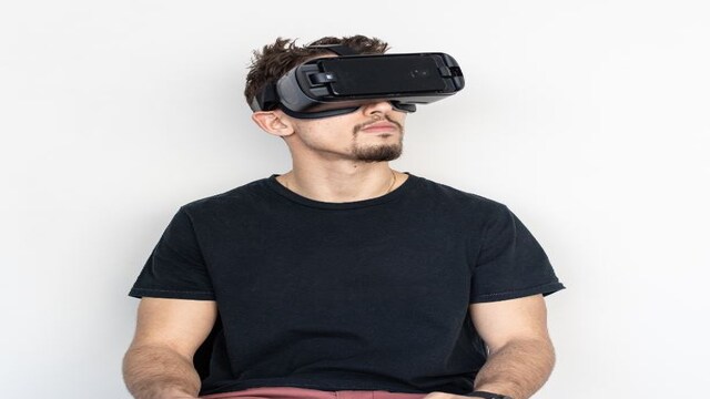 Why virtual reality headsets failed to woo the masses - CNBC TV18