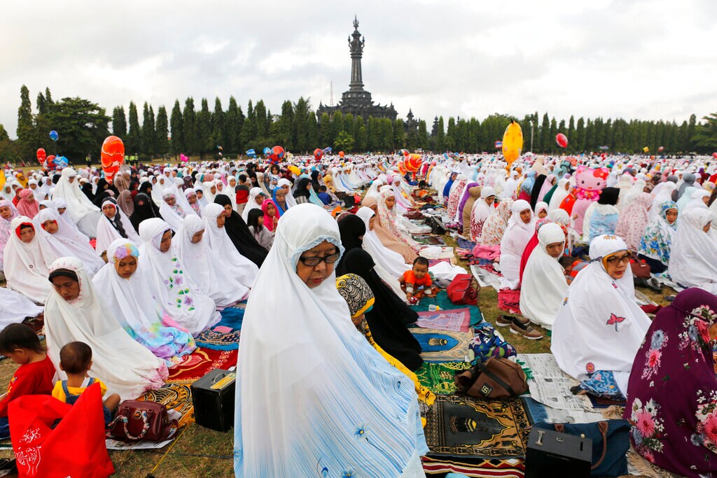 In Pictures: Muslims celebrate Eid al-Fitr around the world - cnbctv18.com