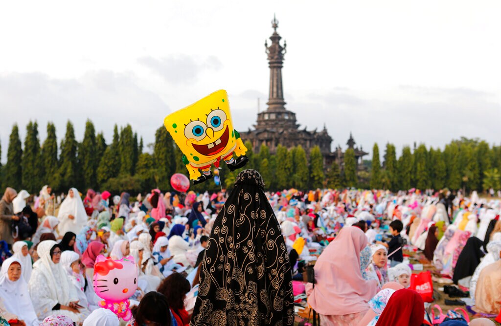 In Pictures: Muslims celebrate Eid al-Fitr around the world - cnbctv18.com