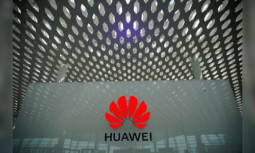 Huawei patents smartphone with an extendable design - CNBC TV18