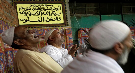 Egyptian Artist Paints Murals On Houses To Celebrate Haj