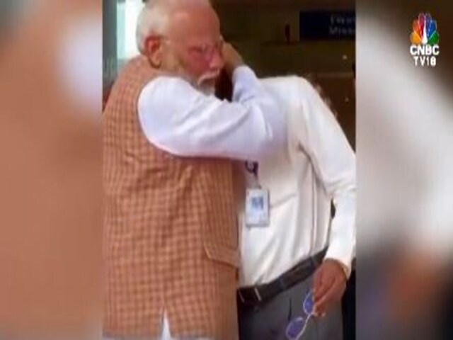 Watch: ISRO chief breaks down, Modi hugs, consoles him - CNBC TV18 Watch: ISRO chief breaks down, Modi hugs, consoles him - CNBC TV18