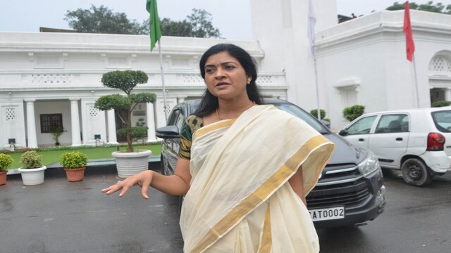 Days after meeting Sonia Gandhi, Alka Lamba says goodbye to AAP - CNBC TV18