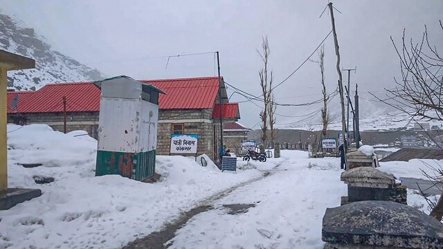 144 tourists stuck in Lahaul-Spiti after cloudburst, landslides - CNBC TV18