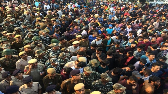 AMU students continue protests despite warning - CNBC TV18