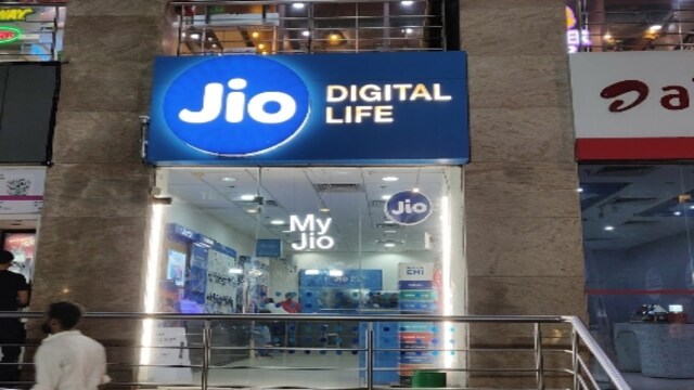TPG to invest Rs 4547 cr in Jio Platforms for 0.9% stake; ninth deal by ...