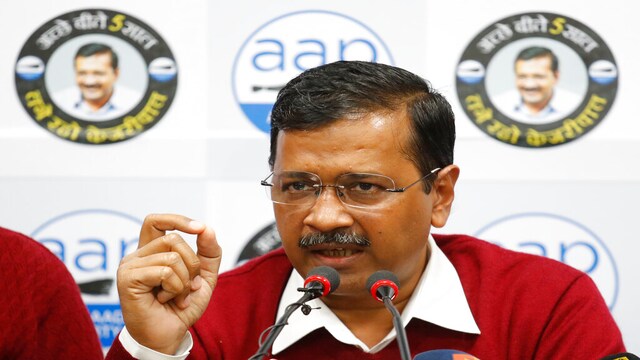 AAP leader, eight members join BJP in Jammu - CNBC TV18