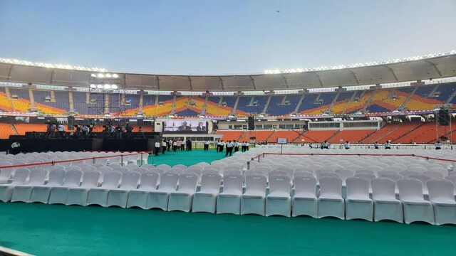 Namaste Trump: Crowds gather to greet Donald Trump at Ahmedabad's ...