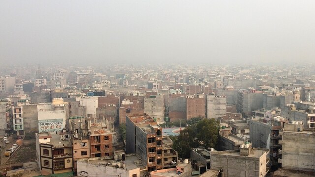 Soaring pollution in Pakistan's Lahore fills wards with sick children ...
