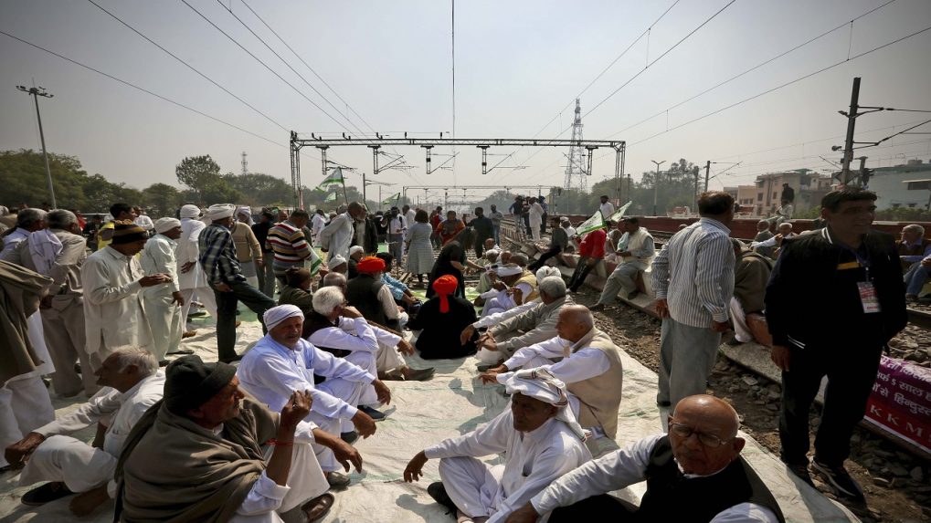 Rail roko: Farmers squat on rail tracks; 150 locations in the Northern ...