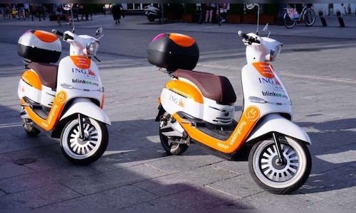 Electric two-wheelers dominate e-vehicle sale in Delhi - CNBC TV18