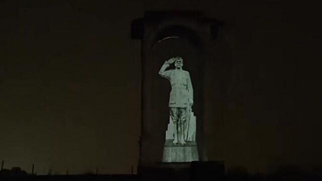 PM Narendra Modi unveils Netaji Subhas Chandra Bose's hologram statue ...