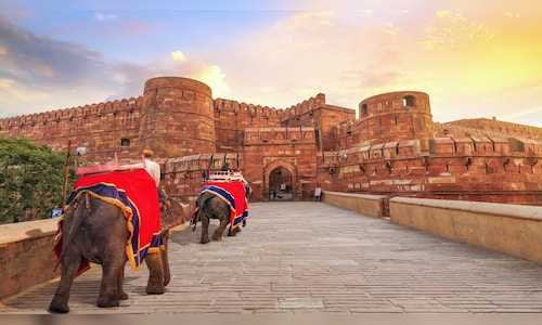 Reminiscing the grandeur and luxurious history of Agra Fort - CNBC TV18