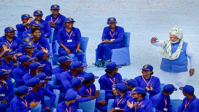 Independence Day: PM Modi hoists tricolour at Red Fort, interacts with ...