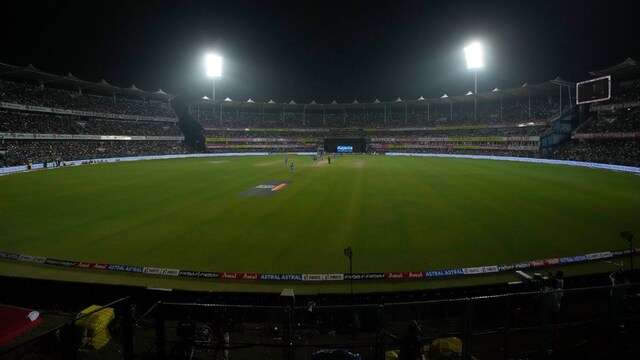 Snake on the field followed by flood light going off, mismanagement ...