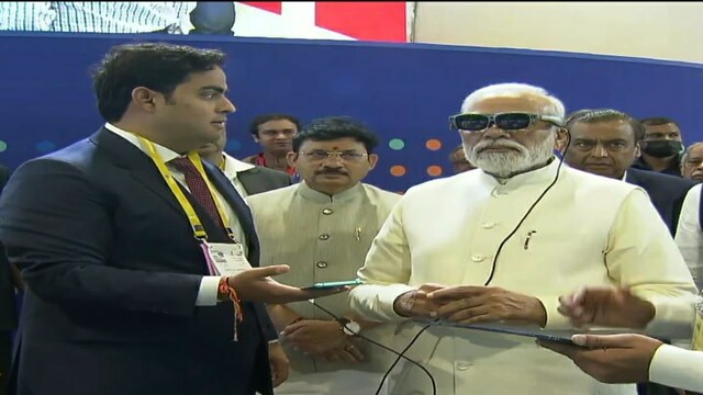 5G is Here: PM Modi checks out Jio, Airtel and Vodafone Idea's ...