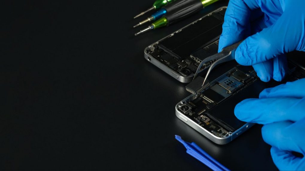 Foxconn offers $1,800 bonus to workers who stay in iPhone city