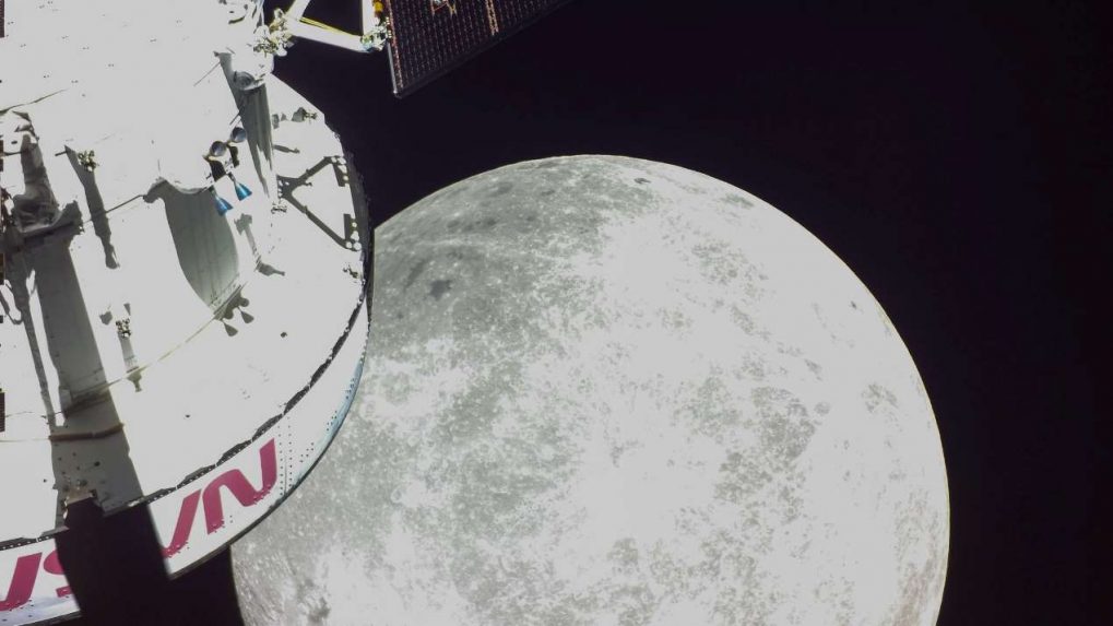 NASA's Orion Spacecraft clicks stunning images of Moon and Earth as ...