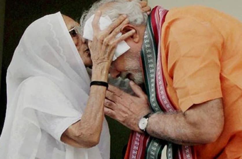Heart-Warming Moments Between Pm Narendra Modi And Mother Heeraben ...