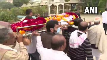 PM Modi Mother Hiraba Death Highlights: PM Modi bids final adieu to his ...