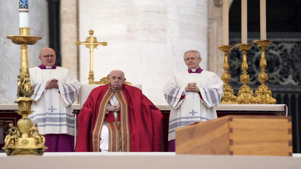 In Pics | Pope Francis honors Emeritus Benedict XVI as thousands mourn ...