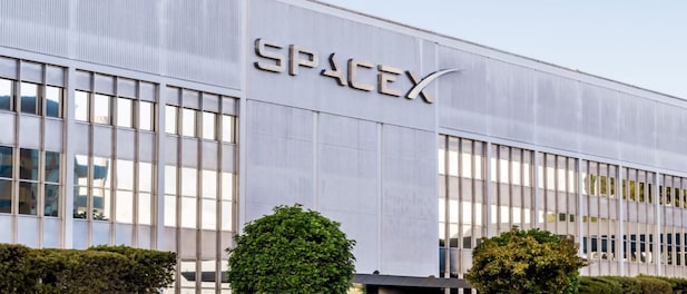 Elon Musk SpaceX wins Pentagon contract for satellite services to Ukraine