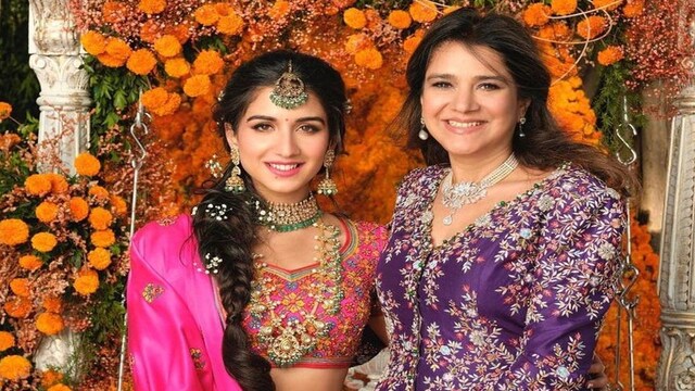Radhika Merchant looks radiant in her pre engagement mehendi ceremony ...
