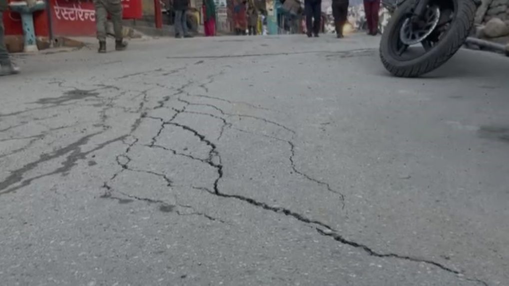 Fresh cracks on Joshimath-Badrinath road raise safety concerns for Char ...