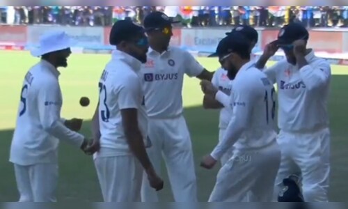 Watch: Virat Kohli 'Chal Pathaan out kar de' message to Ravindra Jadeja ...