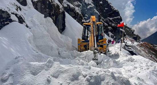 Fresh snowfall witnessed in Himachal, Uttarakhand — see pics - CNBC TV18
