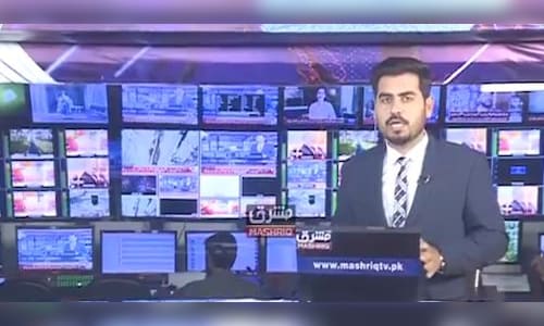 Pakistani TV journalist keeps calm amid strong tremors, continues with ...