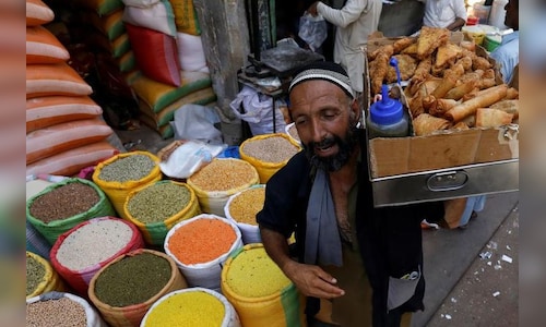 Pakistan food crisis: People continue to fight over food, as death toll ...