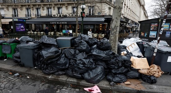Garbage in Paris: Overflowing bins, stench of rotting food taints ...